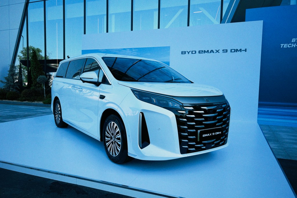 Alphard-Rivaling BYD eMax 9 DM-i Luxury Van Arriving In PH Soon - Go ...