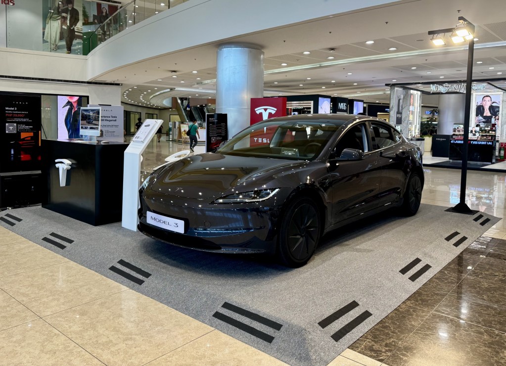 P1.838M Tesla Model 3 Standard Is On Display AT SM Megamall - Go Flat ...